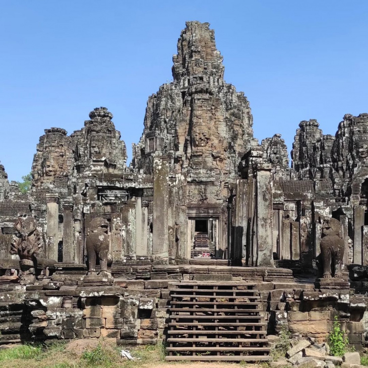 Marvel at the Bayon Temple with its '1 - 0 - 2' architecture - Mytour