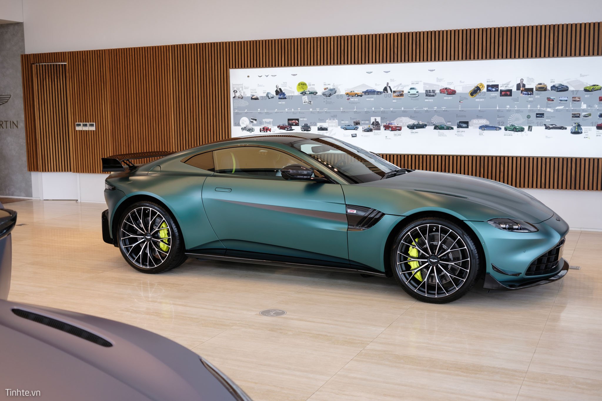 Ảnh đẹp của Aston Martin Vantage F1 Edition và DB11 chính thức tại Việt Nam
