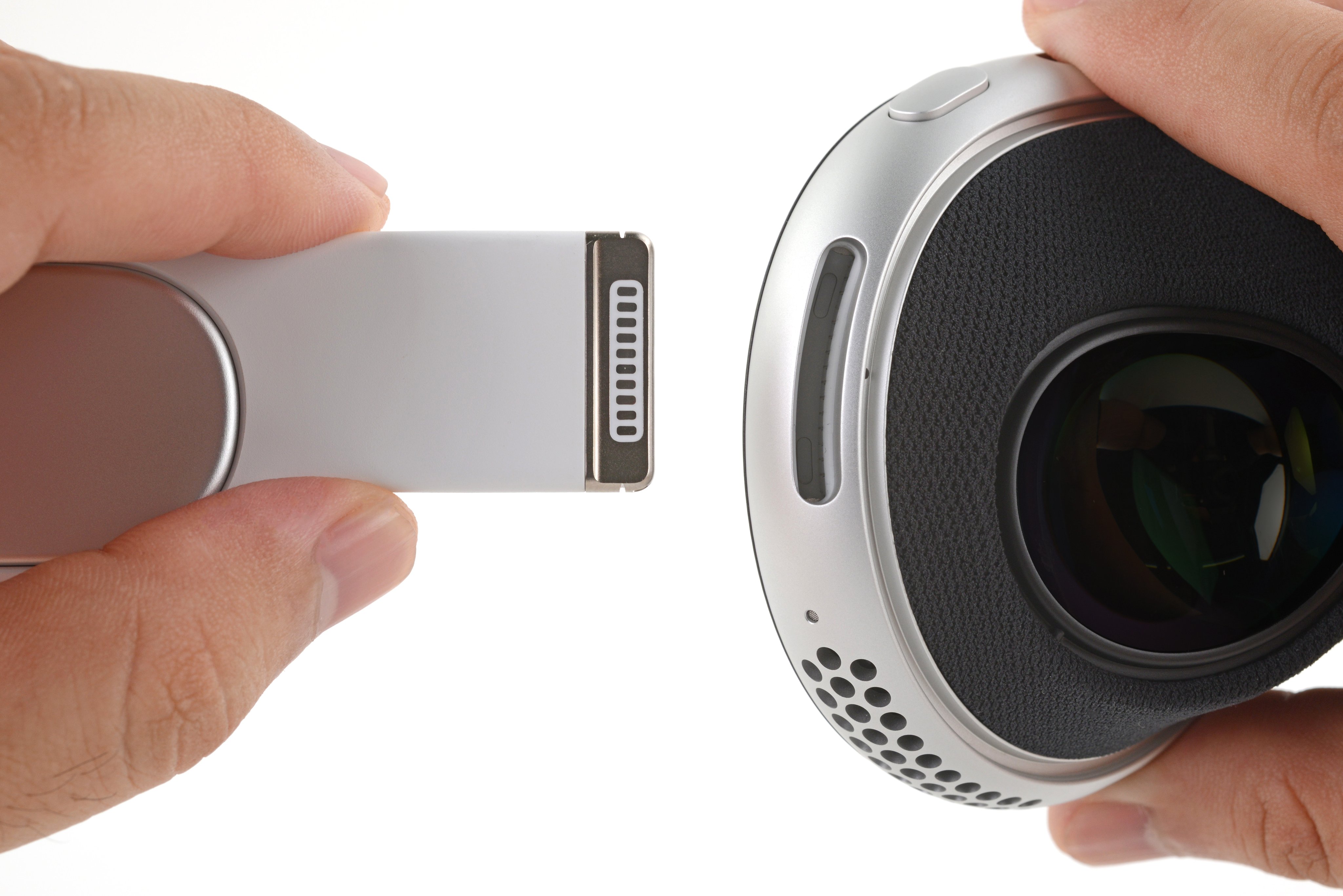 Apple Vision Pro không chỉ có một mà có đến hai cáp lightning, cáp thứ ...