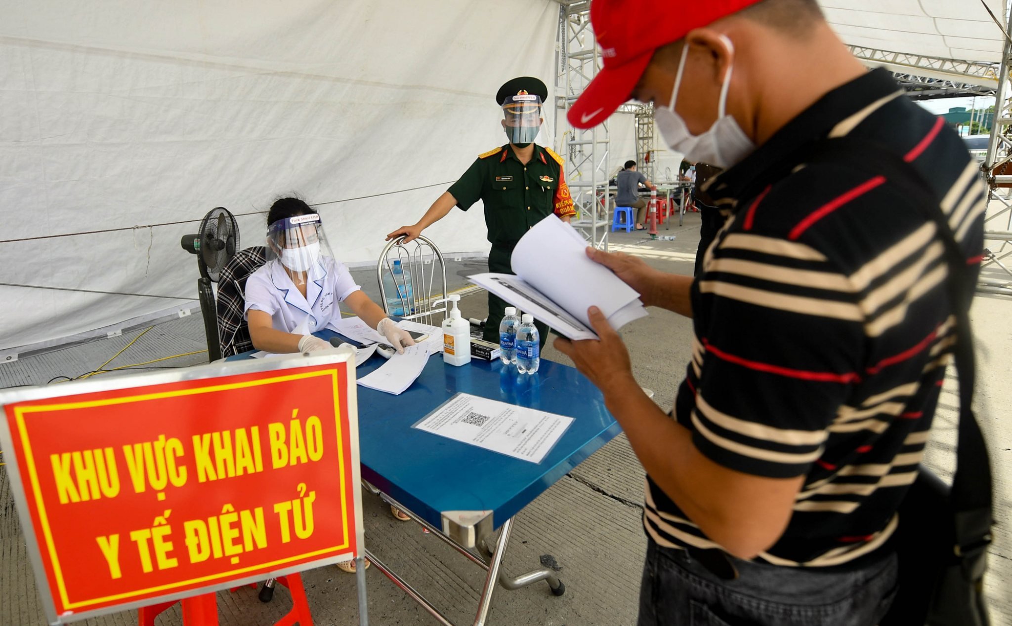 Sắp tới, việc đi lại trong nước sẽ không cần phải khai báo y tế nữa nhé ...