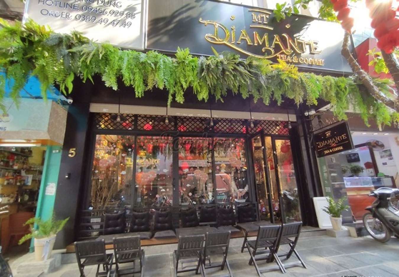 Curated Collection: 10 Beautifully Decorated Christmas Cafes Across the ...