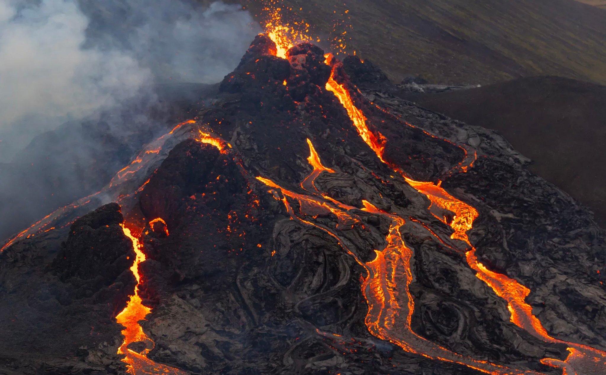 [FPV - Drone] Khám phá những cảnh quay độc đáo của núi lửa phun trào ở ...