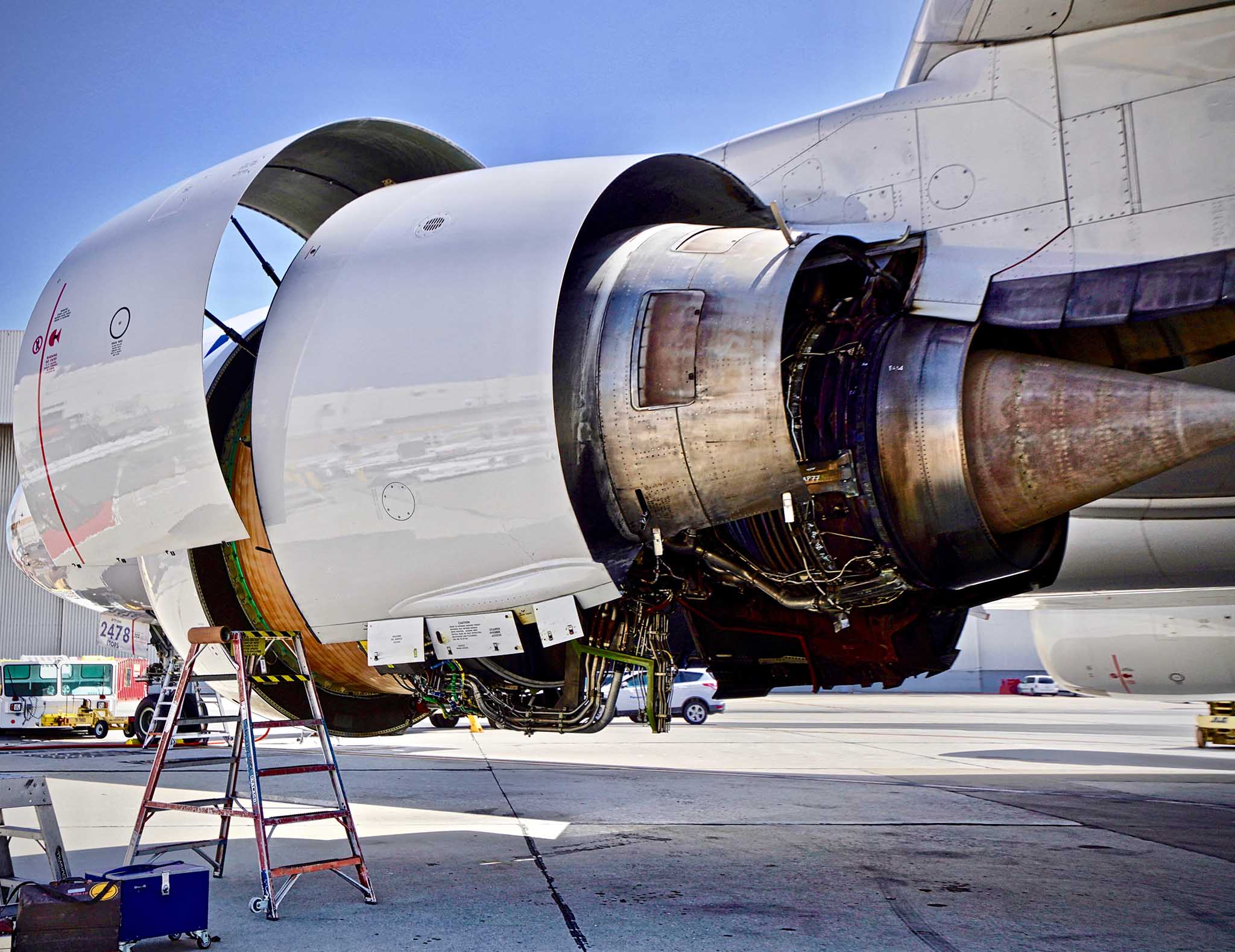 Một chiếc Boeing 777 của United Airlines gặp sự cố do động cơ phát nổ