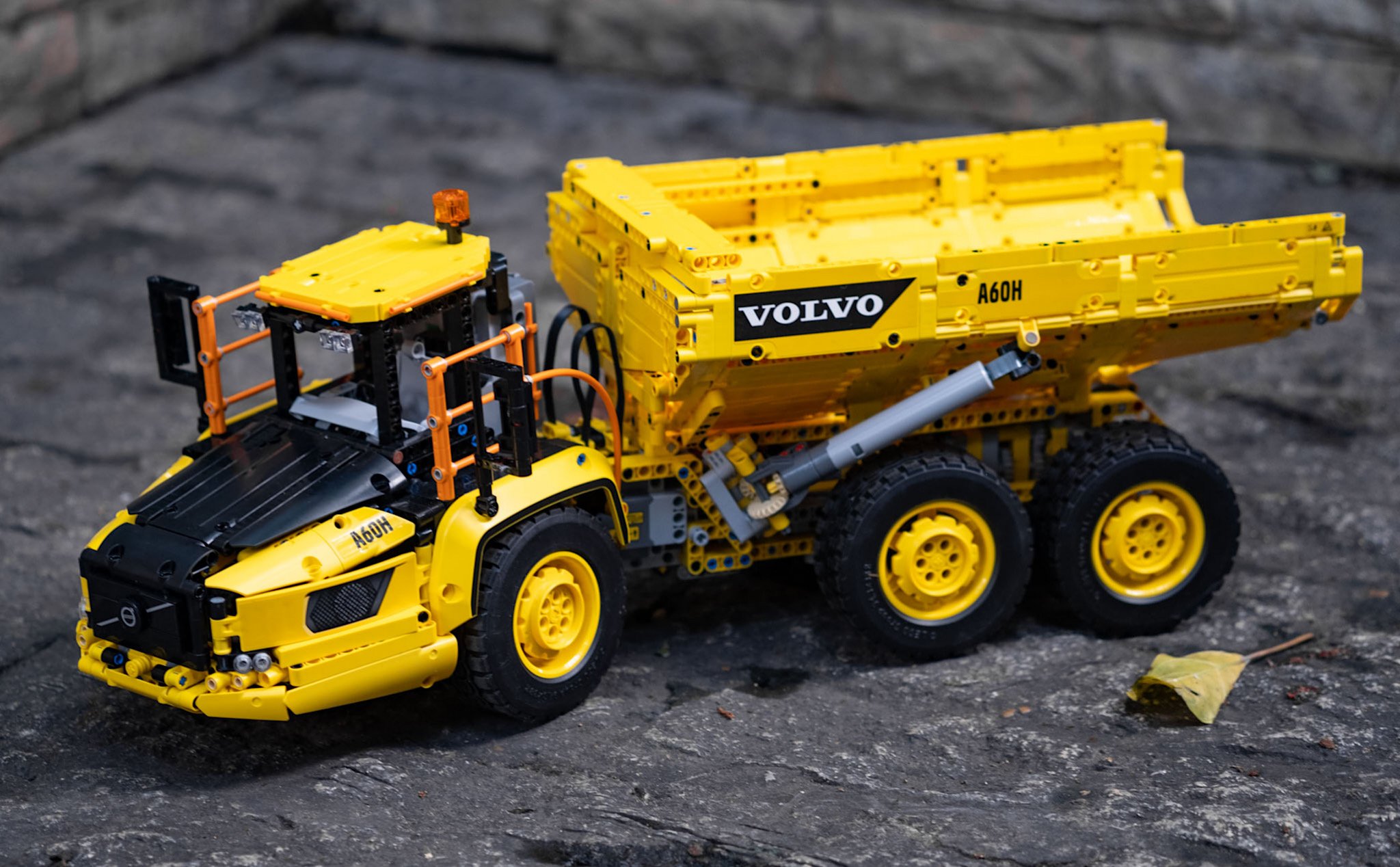 Trải nghiệm cùng chiếc xe tải đồ chơi thông minh Lego Volvo A60H, vận ...