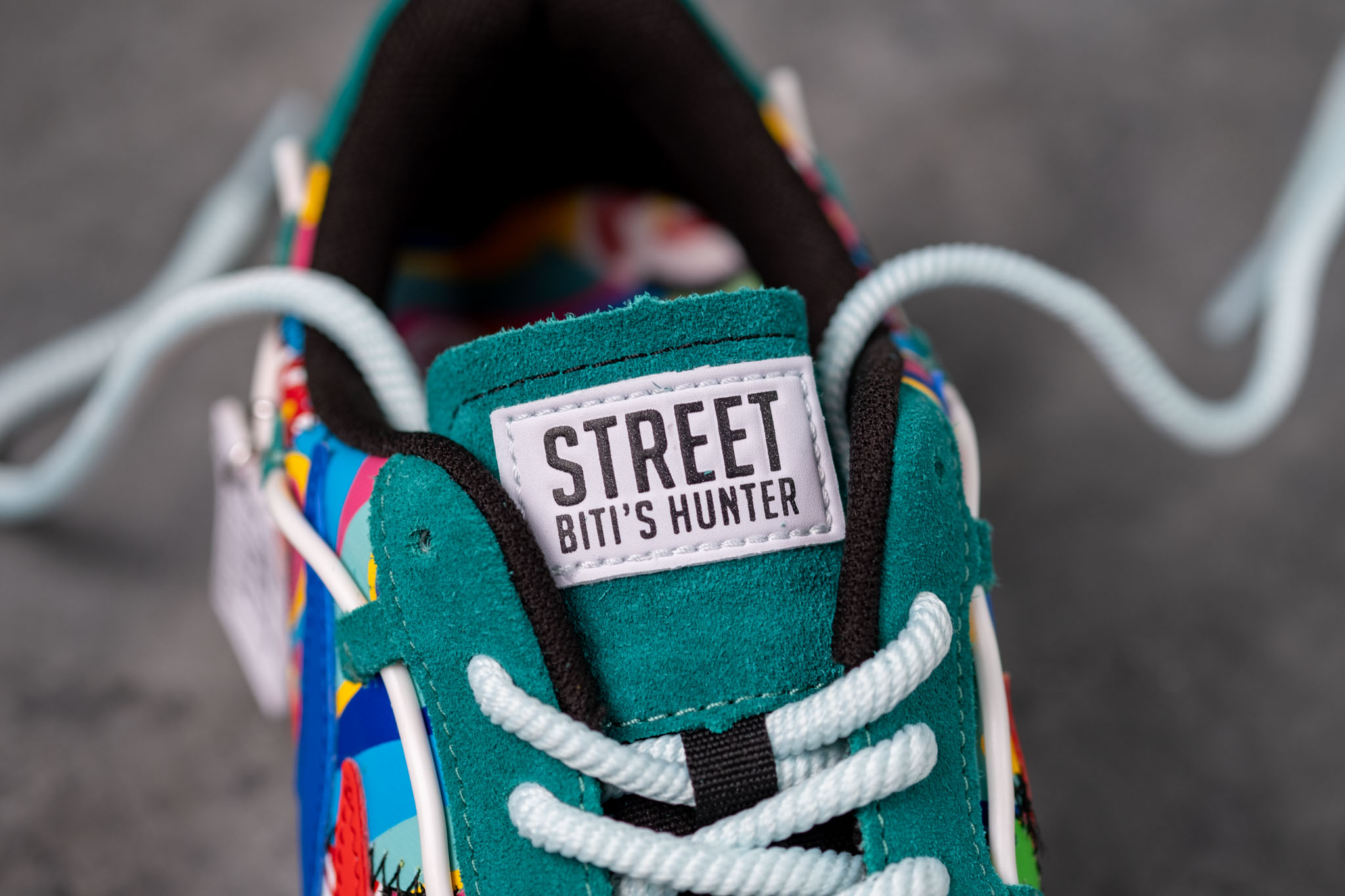 Lưỡi giày được làm đẹp với logo của Biti's Hunter Street.