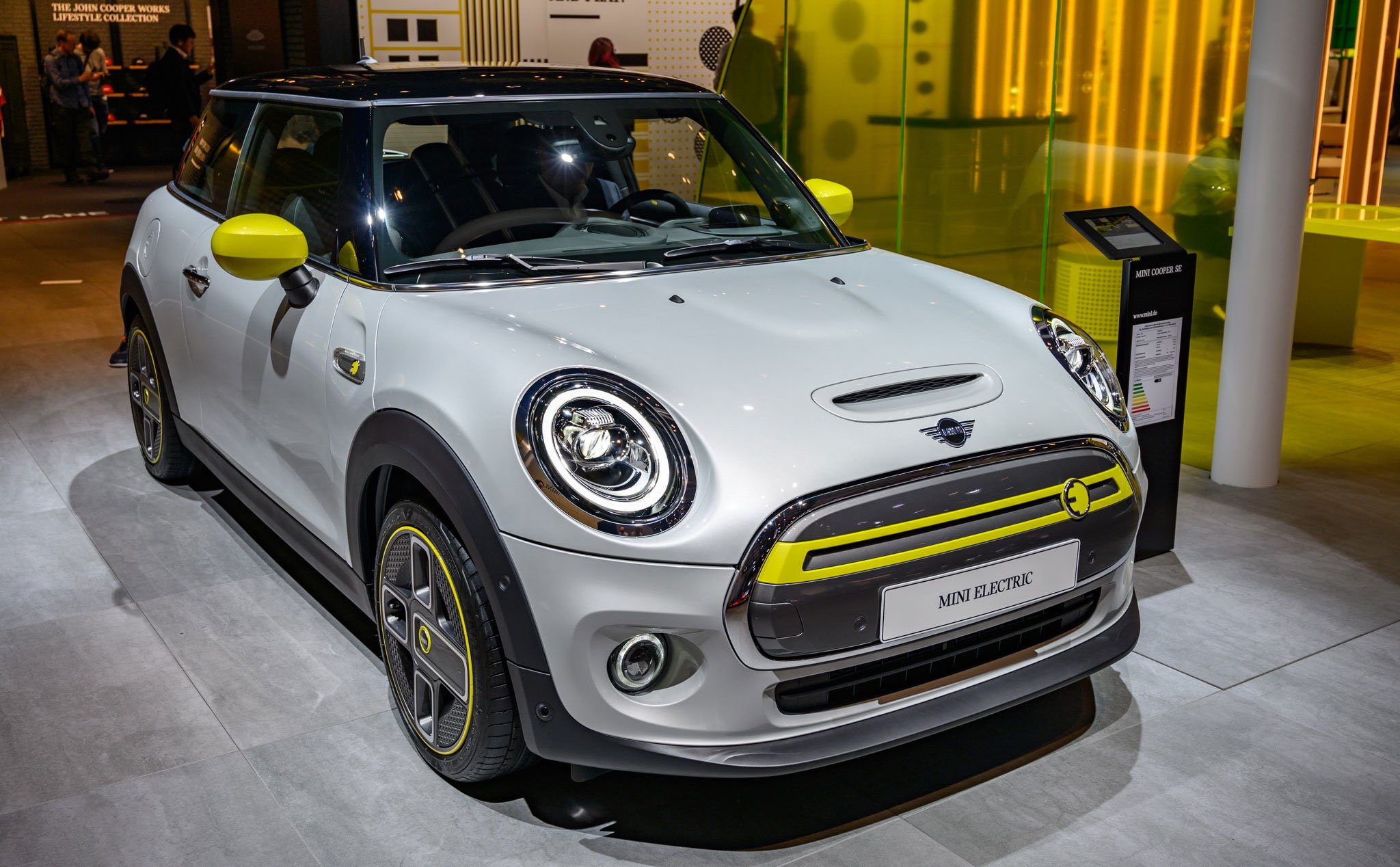 MINI đón nhận dấu hiệu tích cực với hơn 8.000 đơn đặt hàng cho chiếc xe ...