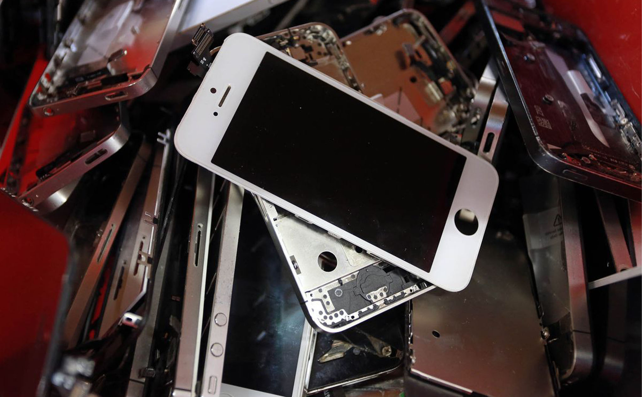 Nhìn vào cách Apple sử dụng robot Daisy để tái chế kim loại và đất hiếm ...