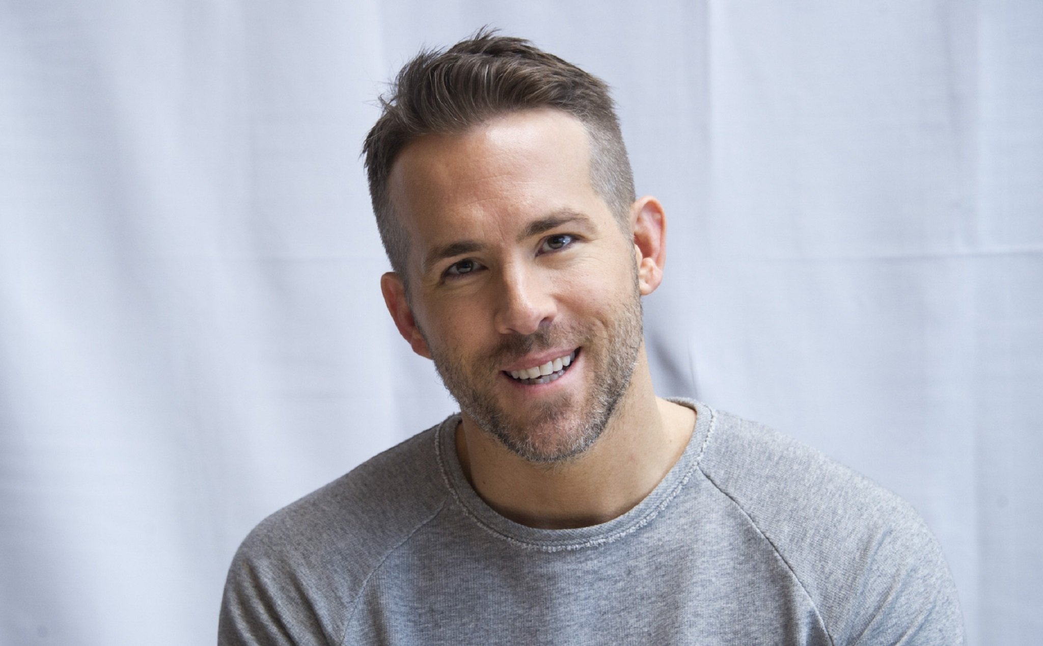 Ryan Reynolds mua Mint Mobile