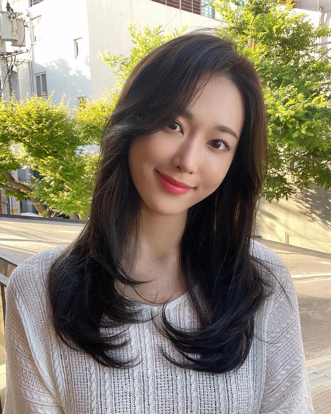 What Hairstyles Suit a High Forehead? 21 Stunning Styles to Conceal ...