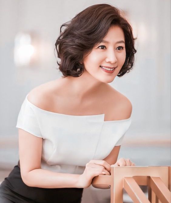 Beautiful Short Curly Hairstyles for Stylish Middle-Aged Women ...