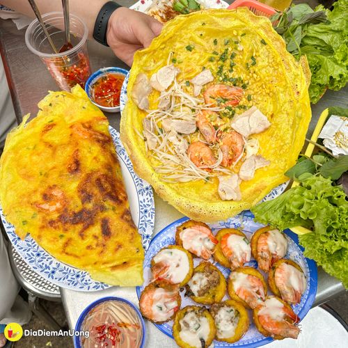 Famous in Tho Do Market - Coconut Shrimp Pancake for 50k per portion ...