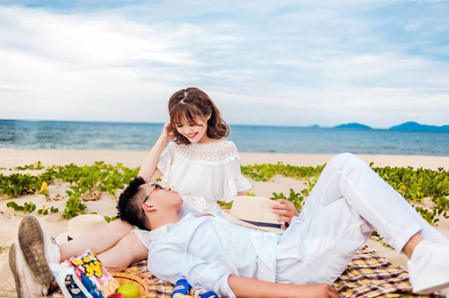 Discover 7+ Amazing Poses for Stunning Picnic Photoshoots - ALONGWALKER