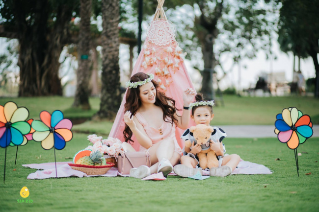 Discover 7+ Amazing Poses for Stunning Picnic Photoshoots - ALONGWALKER