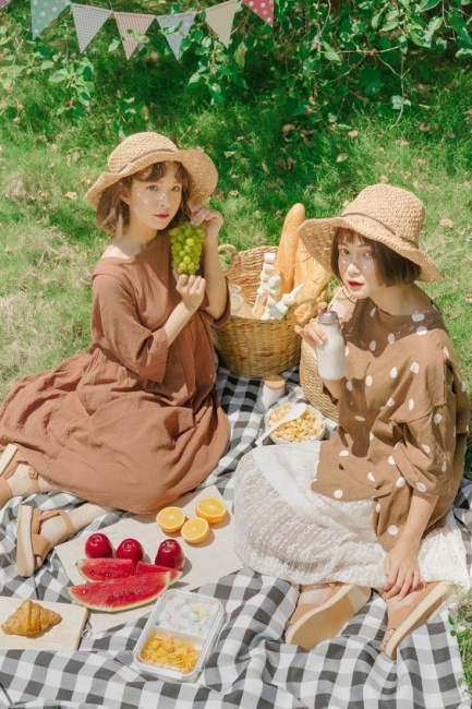Discover 7+ Amazing Poses for Stunning Picnic Photoshoots - ALONGWALKER