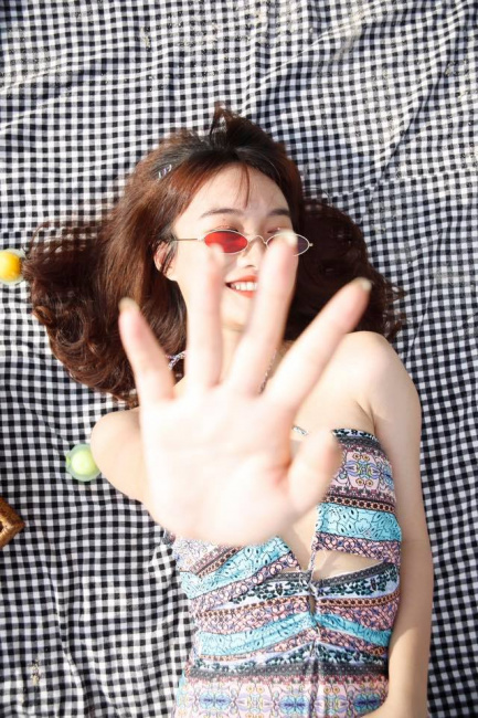 Discover 7+ Amazing Poses for Stunning Picnic Photoshoots - ALONGWALKER