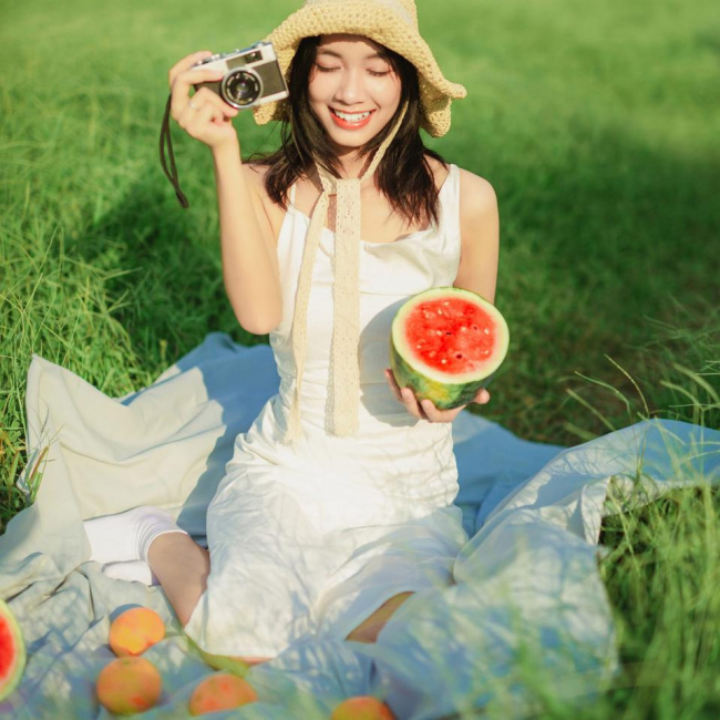 Discover 7+ Amazing Poses for Stunning Picnic Photoshoots - ALONGWALKER