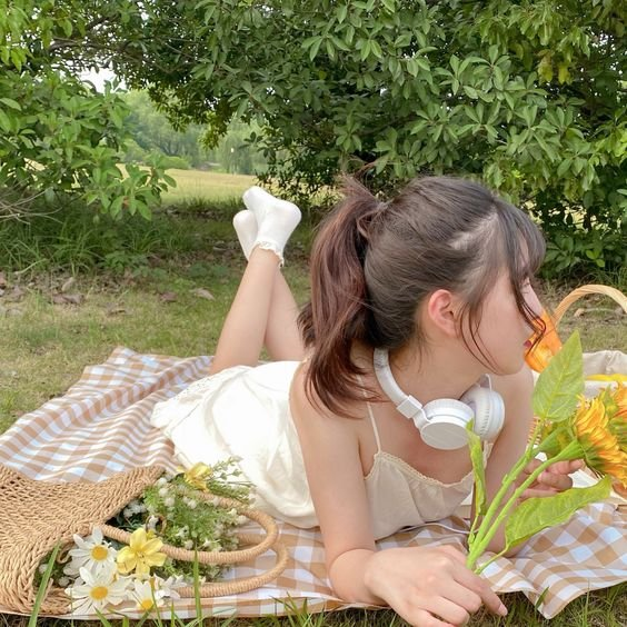 Discover 7+ Amazing Poses for Stunning Picnic Photoshoots - ALONGWALKER