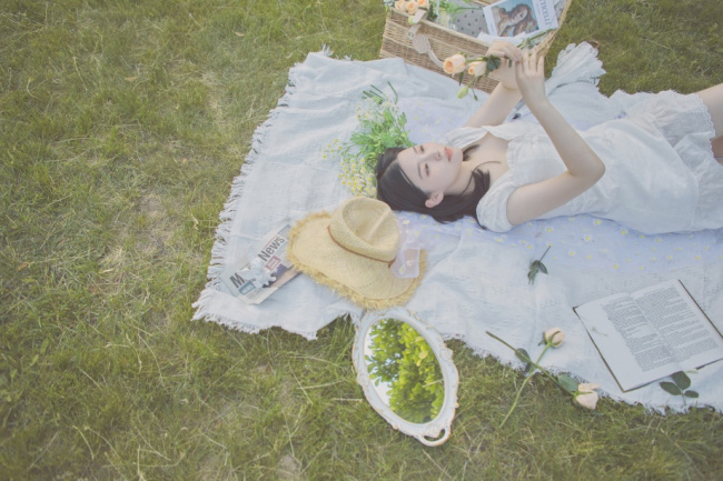 Discover 7+ Amazing Poses for Stunning Picnic Photoshoots - ALONGWALKER