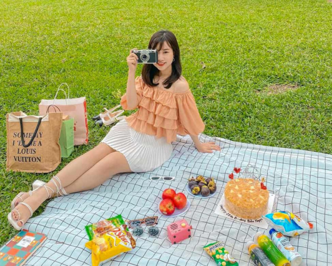 Discover 7+ Amazing Poses for Stunning Picnic Photoshoots - ALONGWALKER