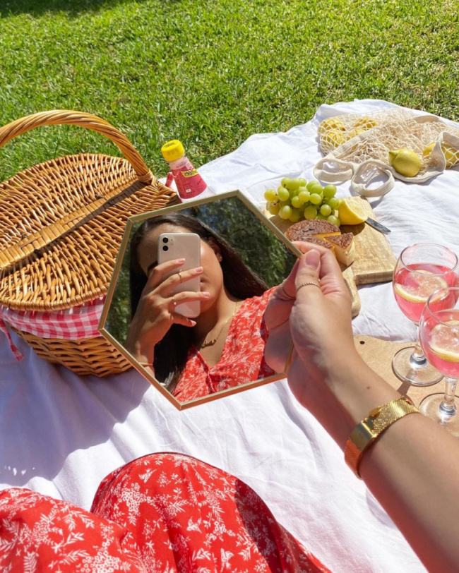 Discover 7+ Amazing Poses for Stunning Picnic Photoshoots - ALONGWALKER