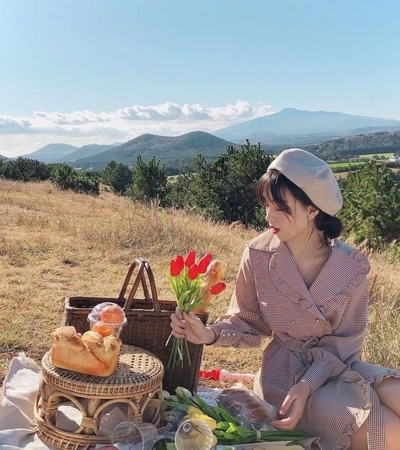 Discover 7+ Amazing Poses for Stunning Picnic Photoshoots - ALONGWALKER