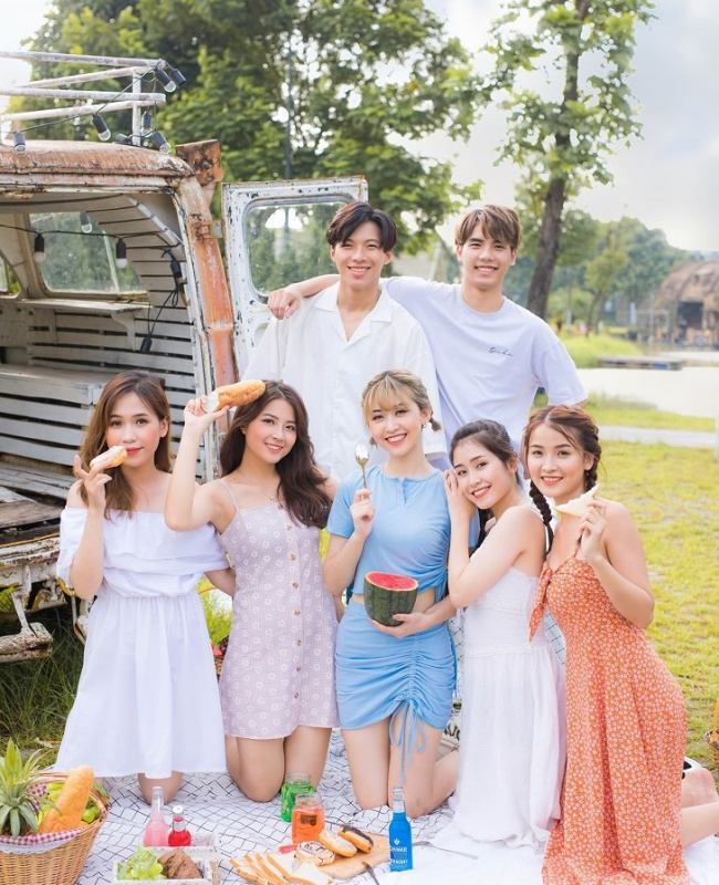 Discover 7+ Amazing Poses for Stunning Picnic Photoshoots - ALONGWALKER