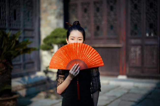 Top 15+ Elegant, Graceful, and Proper Poses for Temple Photography in 2023 - ALONGWALKER