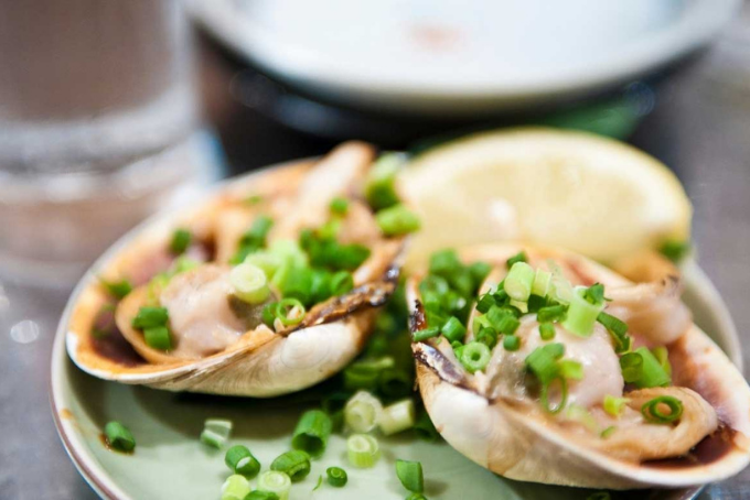 RECIPE: DELECTABLE GARLIC-GRILLED RAZOR CLAMS