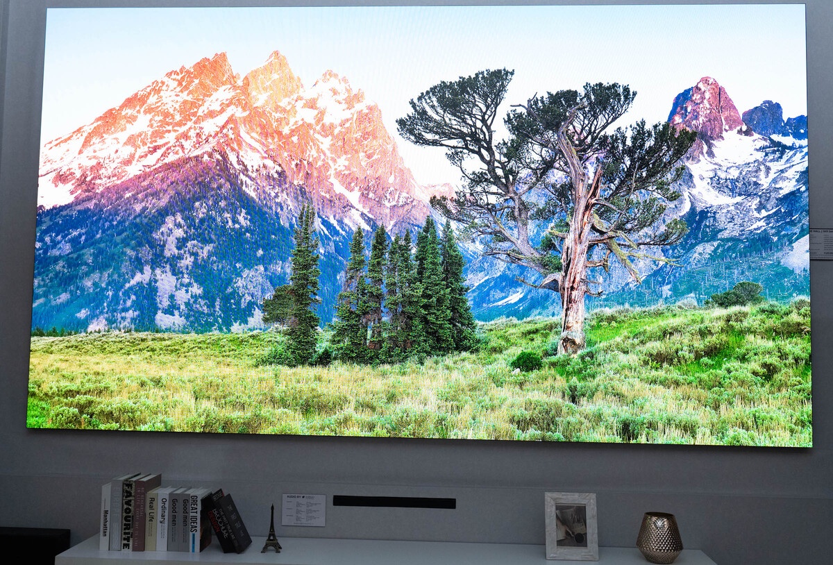 Immersive 146-inch Screen priced at 9 billion VND