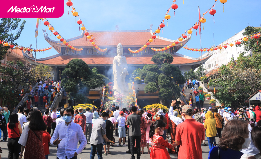 Is it advisable to visit the pagoda on the first day of Tet?