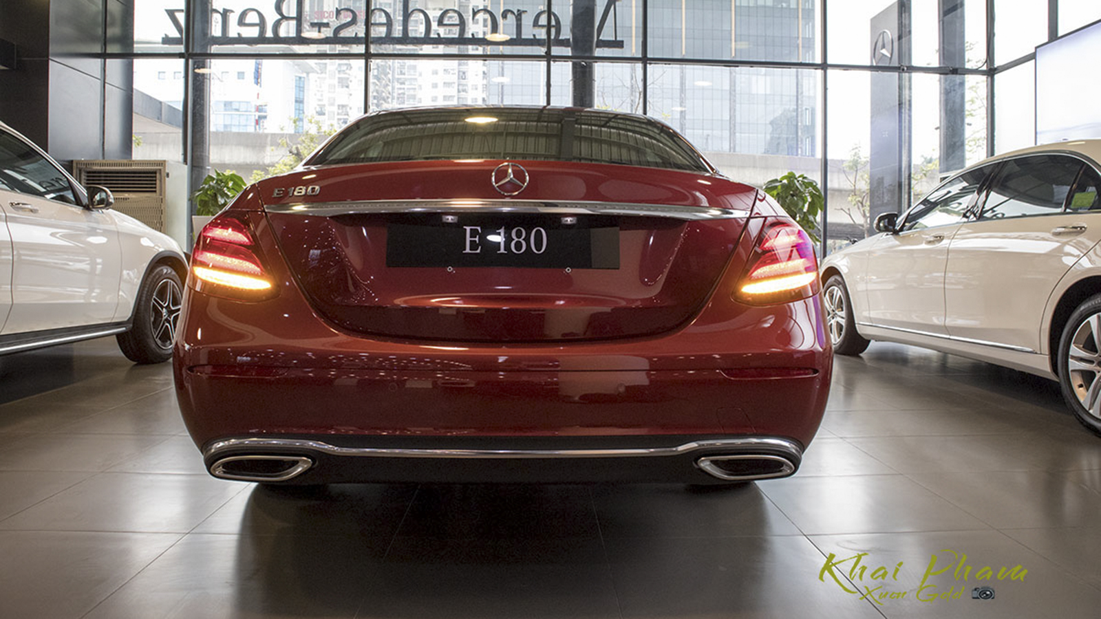 Hãy lựa chọn giữa sự thể thao của Mercedes-Benz E 180 và sự lịch lãm ...