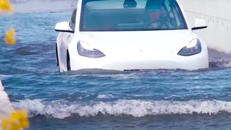 Tesla Model 3 chinh phục lũ, đi qua nước như tàu ngầm: Tự tin hay liều ...