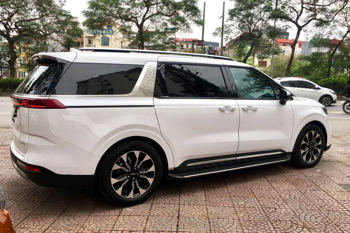 Bán chiếc KIA Carnival đã chạy 4.000km với giá cao hơn xe mới