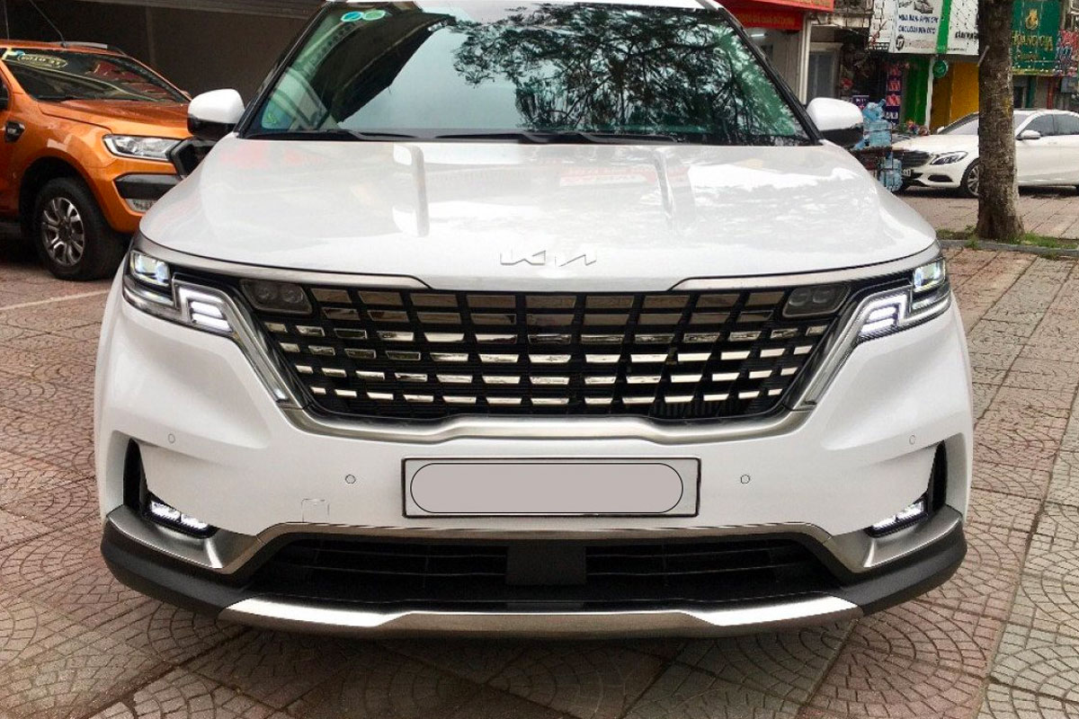 Bán chiếc KIA Carnival đã chạy 4.000km với giá cao hơn xe mới