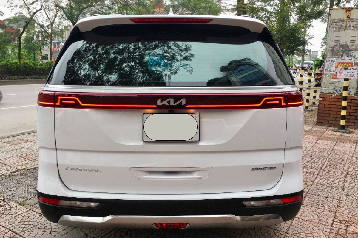 Bán chiếc KIA Carnival đã chạy 4.000km với giá cao hơn xe mới