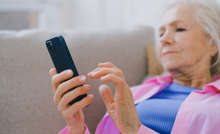 5 Tips to Help Seniors Easily Use Smartphones