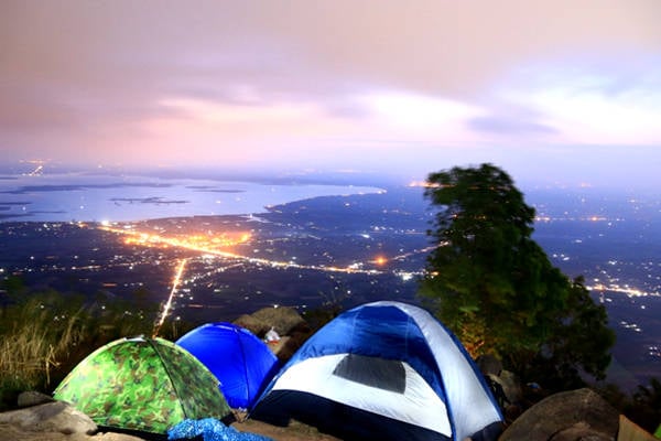Descending in the evening, we gather to climb Mount Ba Den and admire ...