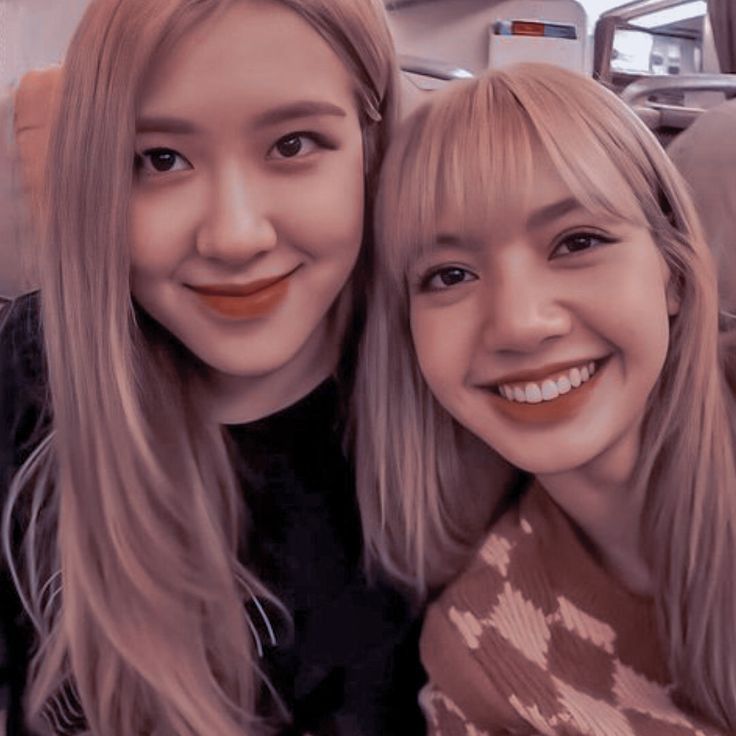 The most adorable and charming snapshots of Lisa and Rosé