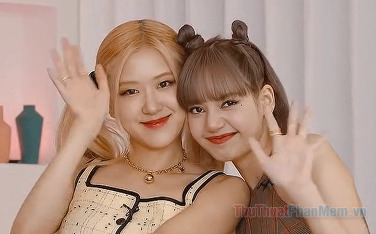 The most adorable and charming snapshots of Lisa and Rosé