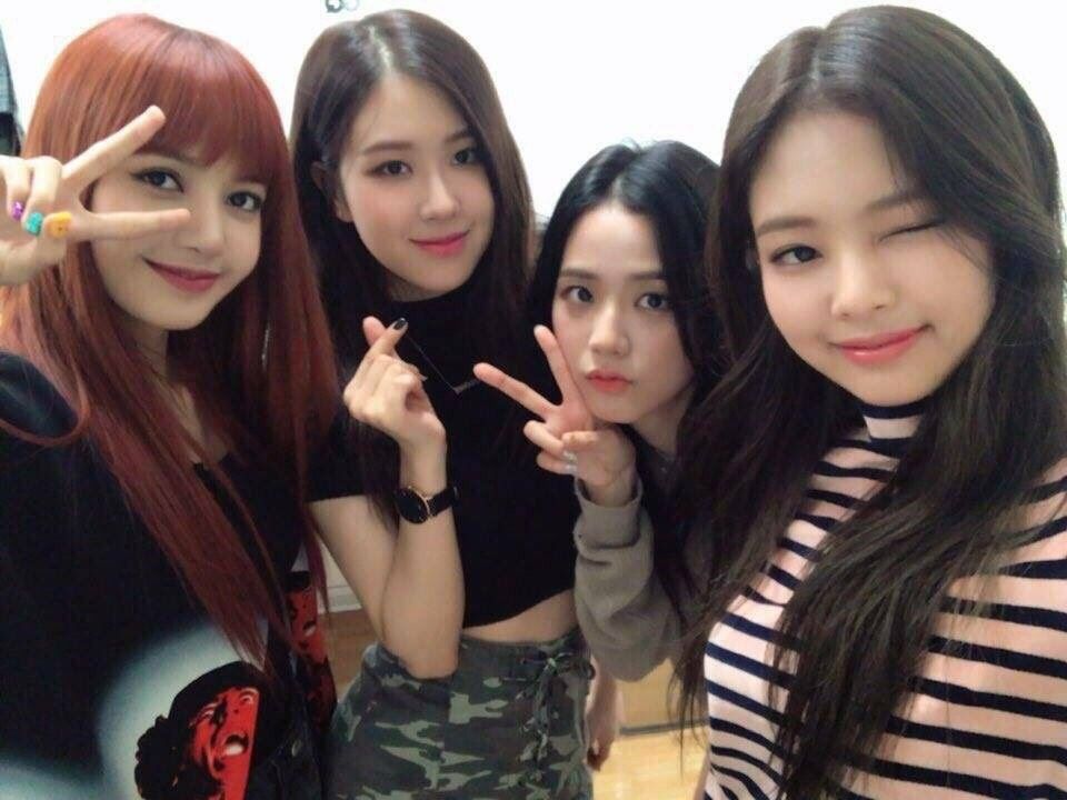 Adorable group snapshots of Blackpink
