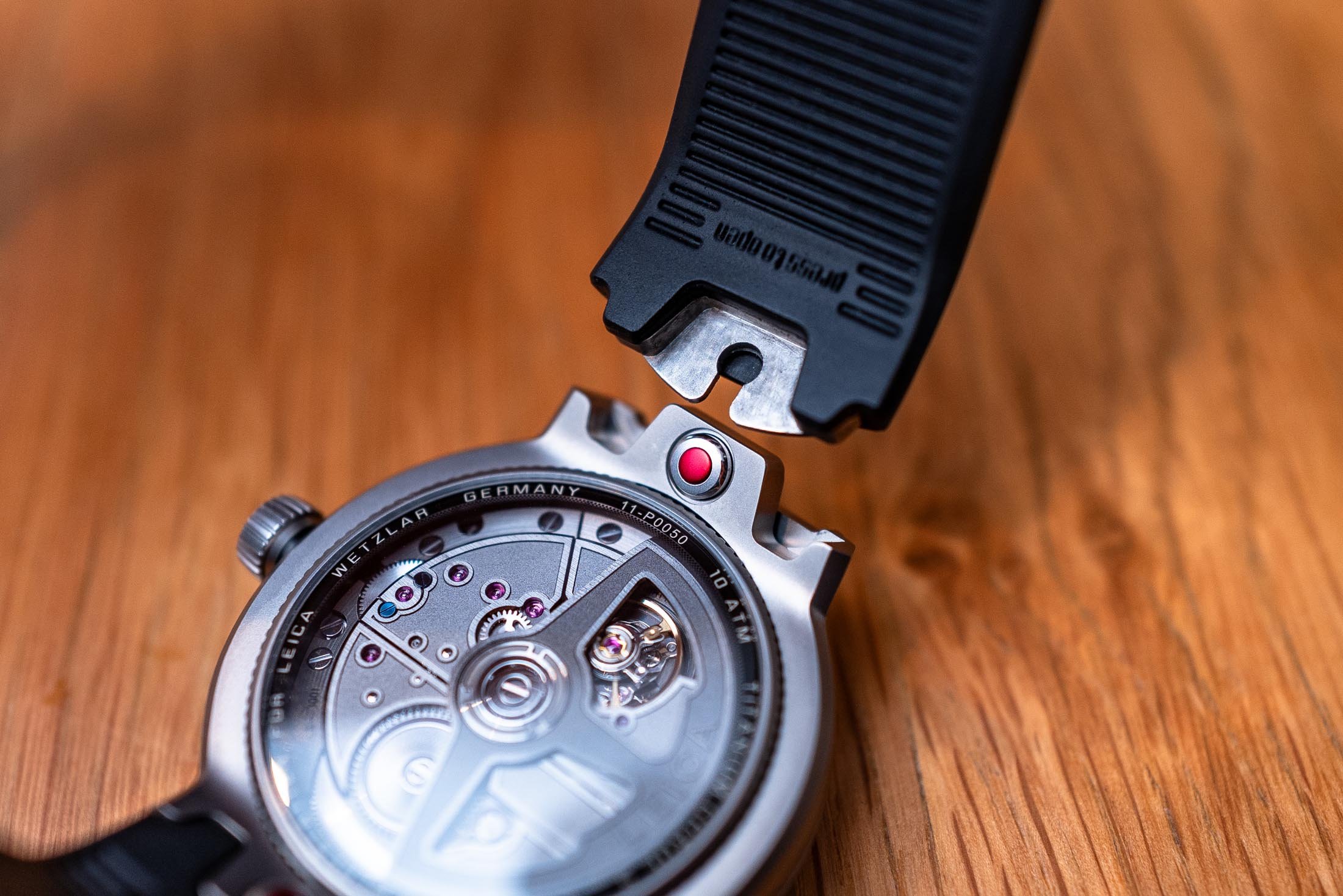 Leica ZM11: Sự kết hợp tinh tế giữa máy ảnh và đồng hồ thể thao