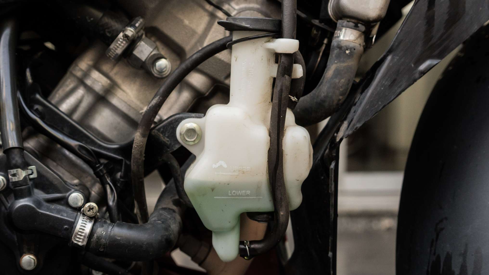 Phân biệt nhanh giữa làm mát bằng gió và làm mát bằng dung dịch trên xe máy