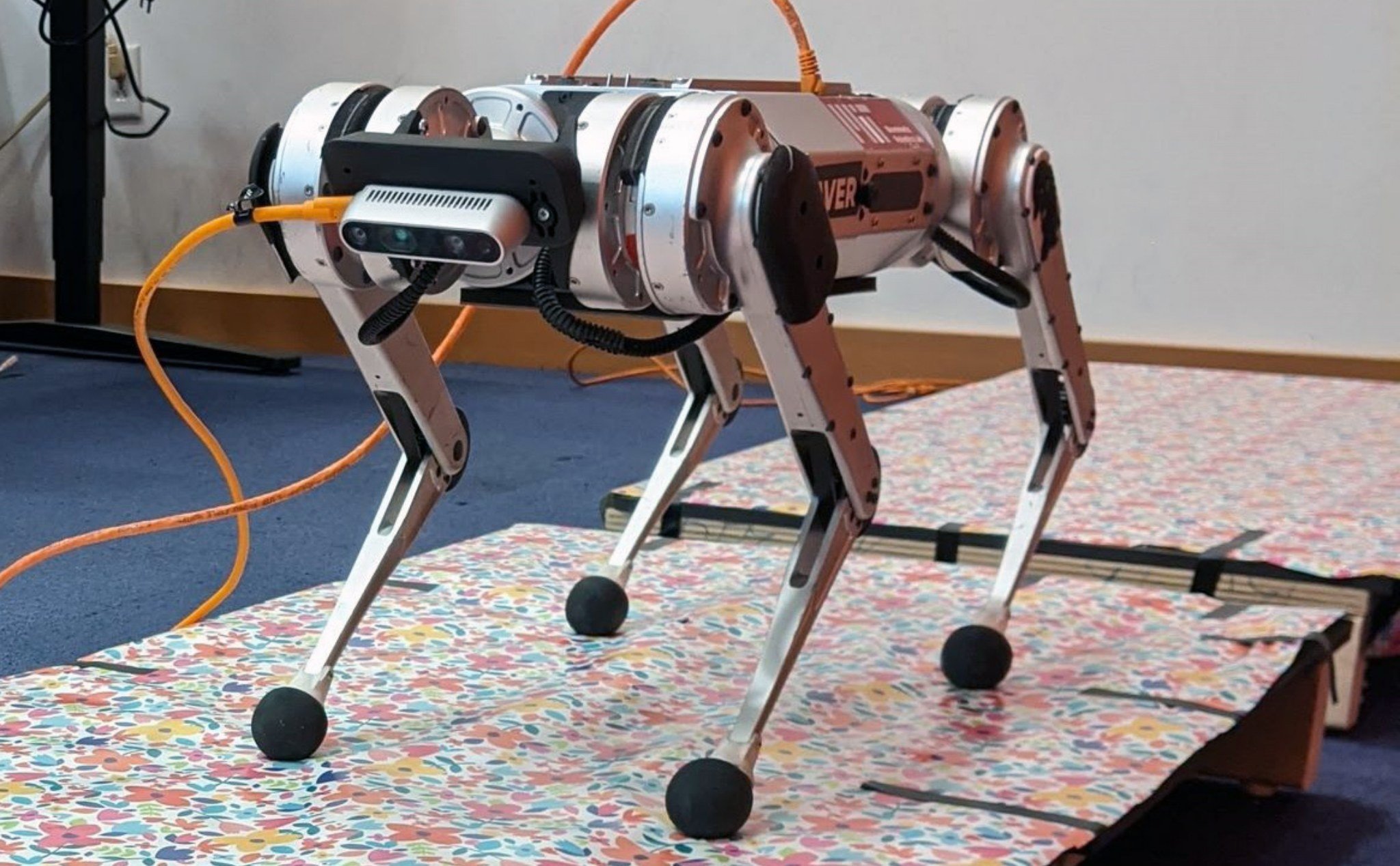 Robot Mini Cheetah tại MIT tự học cách vận động trên mọi địa hình nhờ ...