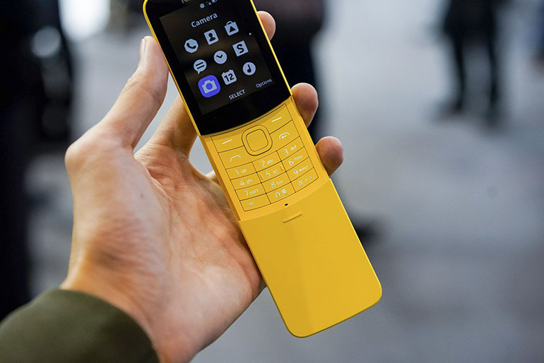 Giới trẻ đang phát cuồng với chiếc điện thoại Nokia 8110 4G hình như ...