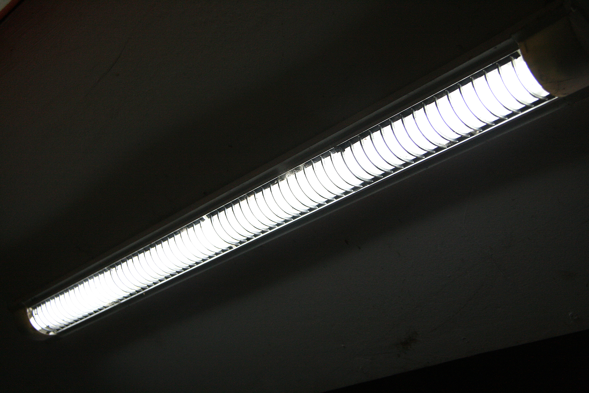 Guide to Changing the Ballast in a Fluorescent Light Fixture
