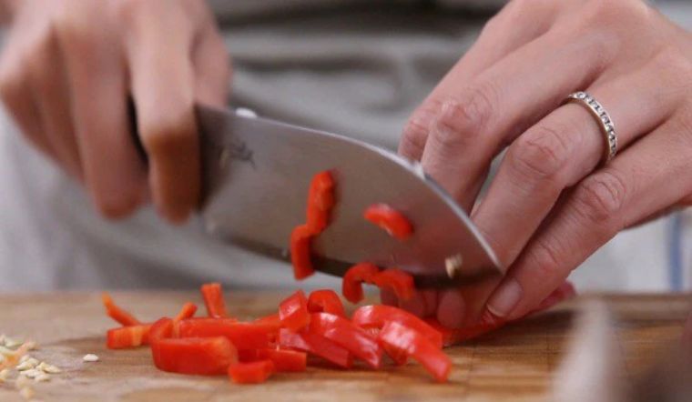 'Kết thúc nỗi lo cắt ớt bỏng rát tay với những bí quyết này