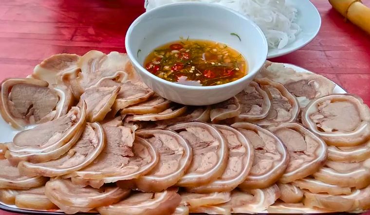 Hướng dẫn làm món tai heo cuộn lưỡi ngon giòn, ai cũng thích