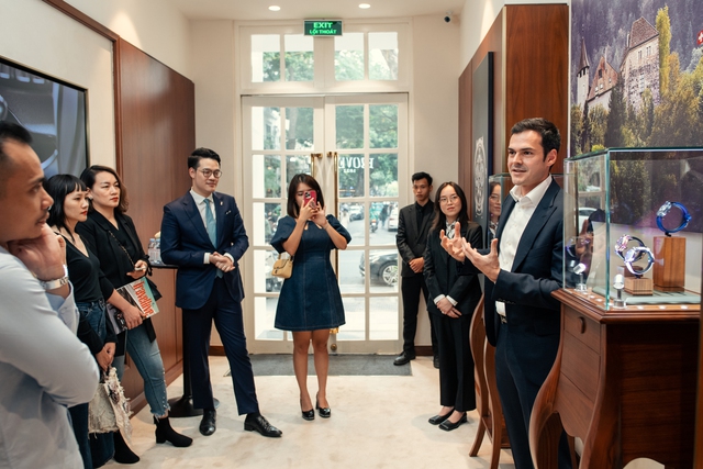 Dòng xe tương tự với HongGuang MiniEV có thể dễ dàng đi qua những ngõ nhỏ, đủ cho hai chiếc xe ...