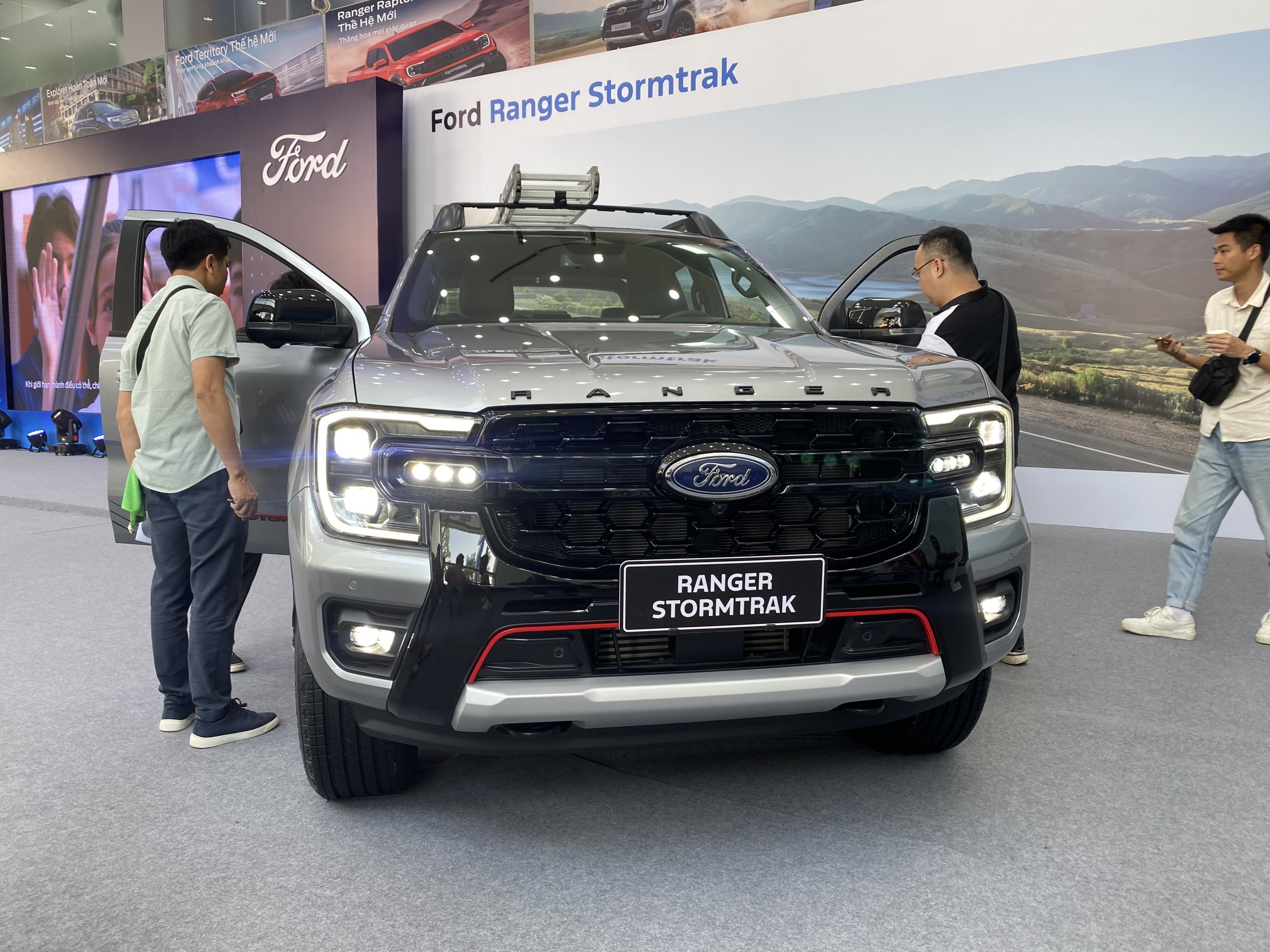 Khám phá hình ảnh thực tế của Ford Ranger Stormtrak 2024 tại đại lý