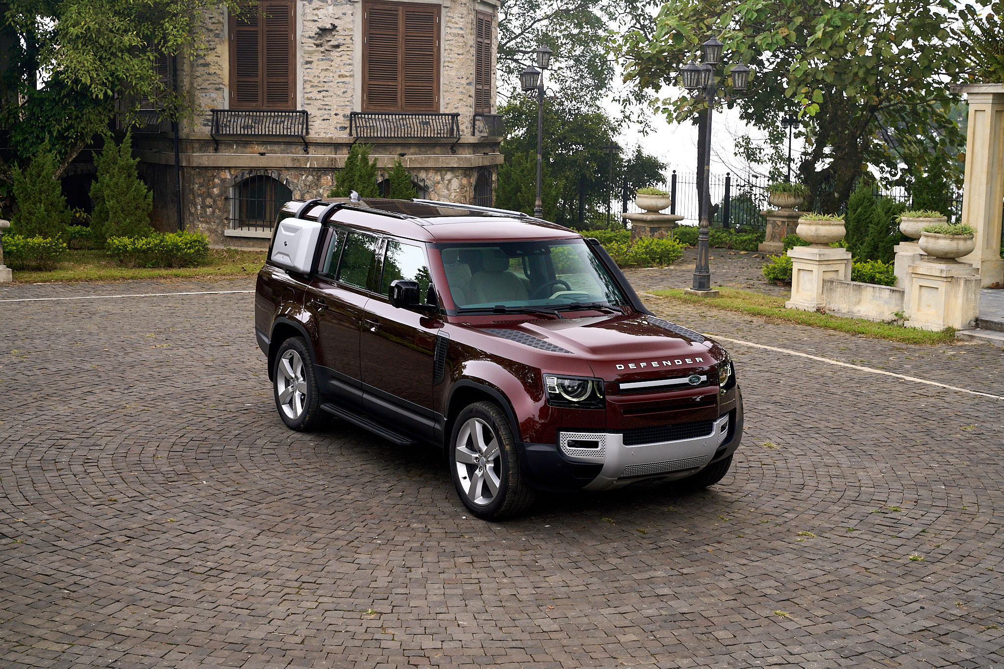 Phiên bản mới của Land Rover Defender 130 ra mắt tại Việt Nam, có giá ...